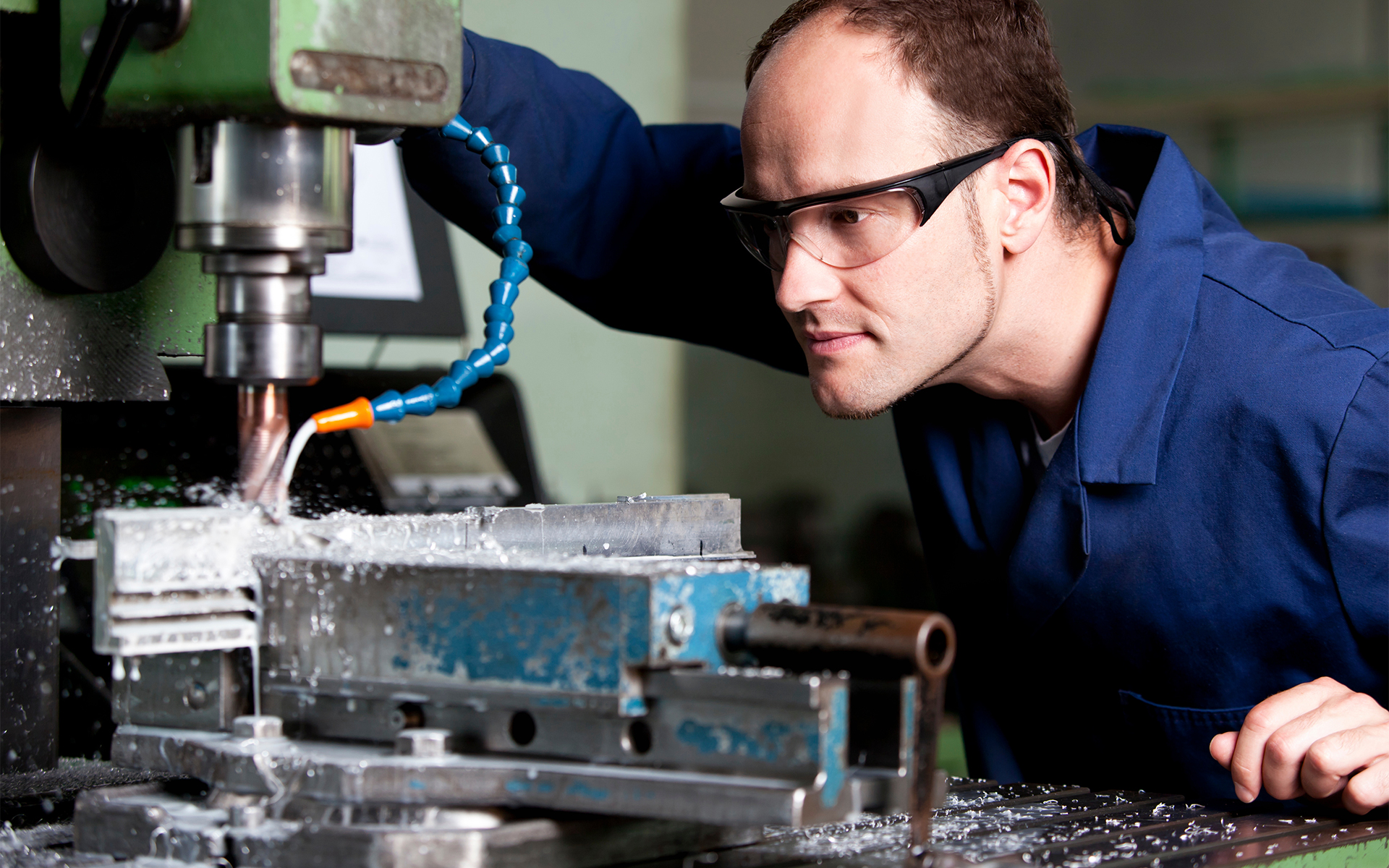 Lathe Vs. Milling Machine: The Differences and Use Cases - American Rotary